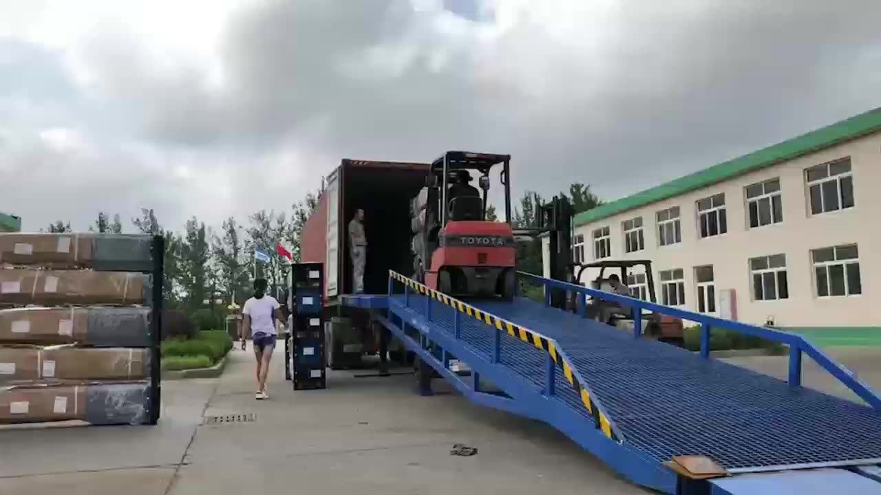 Ce Electric Hydraulic Lifting Platform Warehouse Boarding Bridge ...