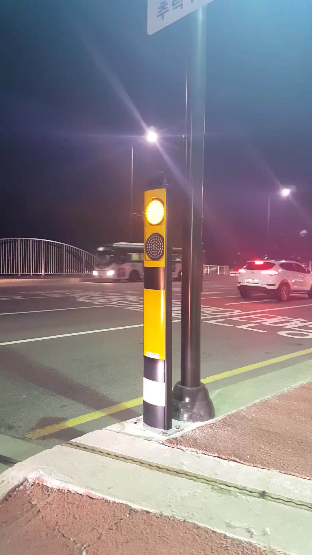 Roadway Safety Traffic Warning Solar Blinker Traffic Light With Ultra ...