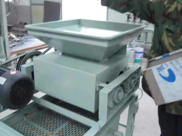 Automatic Palm Kennel Nut Cracker Machine Apricot Kernels Shell ...