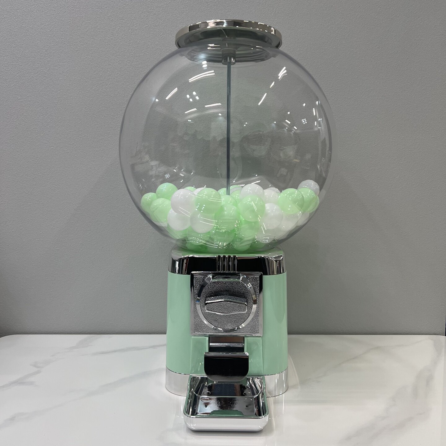 A must-have for 25 years! large commercial gashapon machine | a magical ...