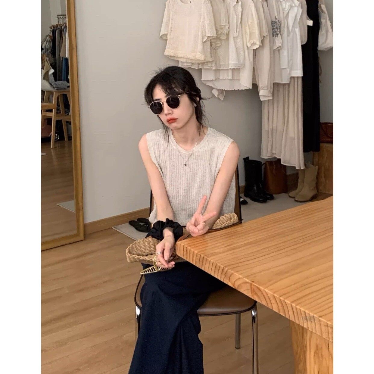 BRIVIN杏色交叉针织衫：2024新款设计感露背洋气显瘦无袖上衣，让你成为夏日街头焦点！-针织衫-淘宝好物网