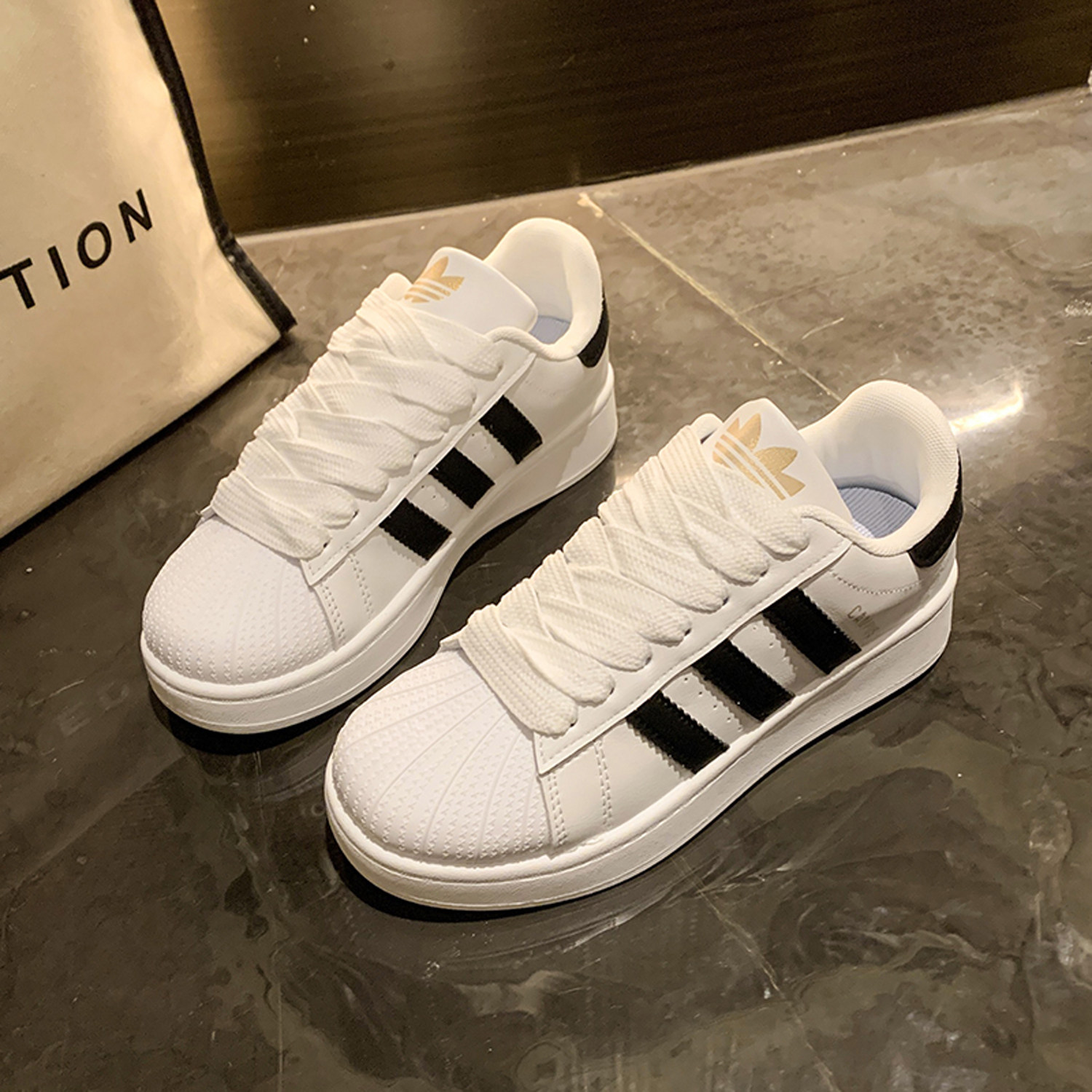 🎓 Shell toe sneakers: the new favorite for autumn | Essential sports ...