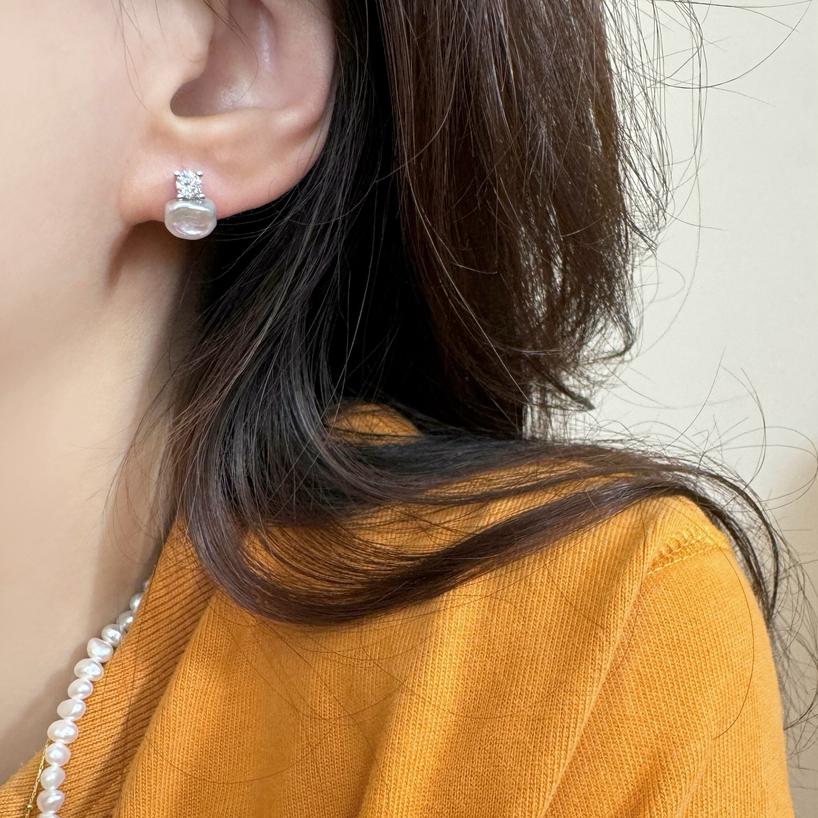 A must-have for 25 years! natural high-gloss pearl earrings｜baroque ...
