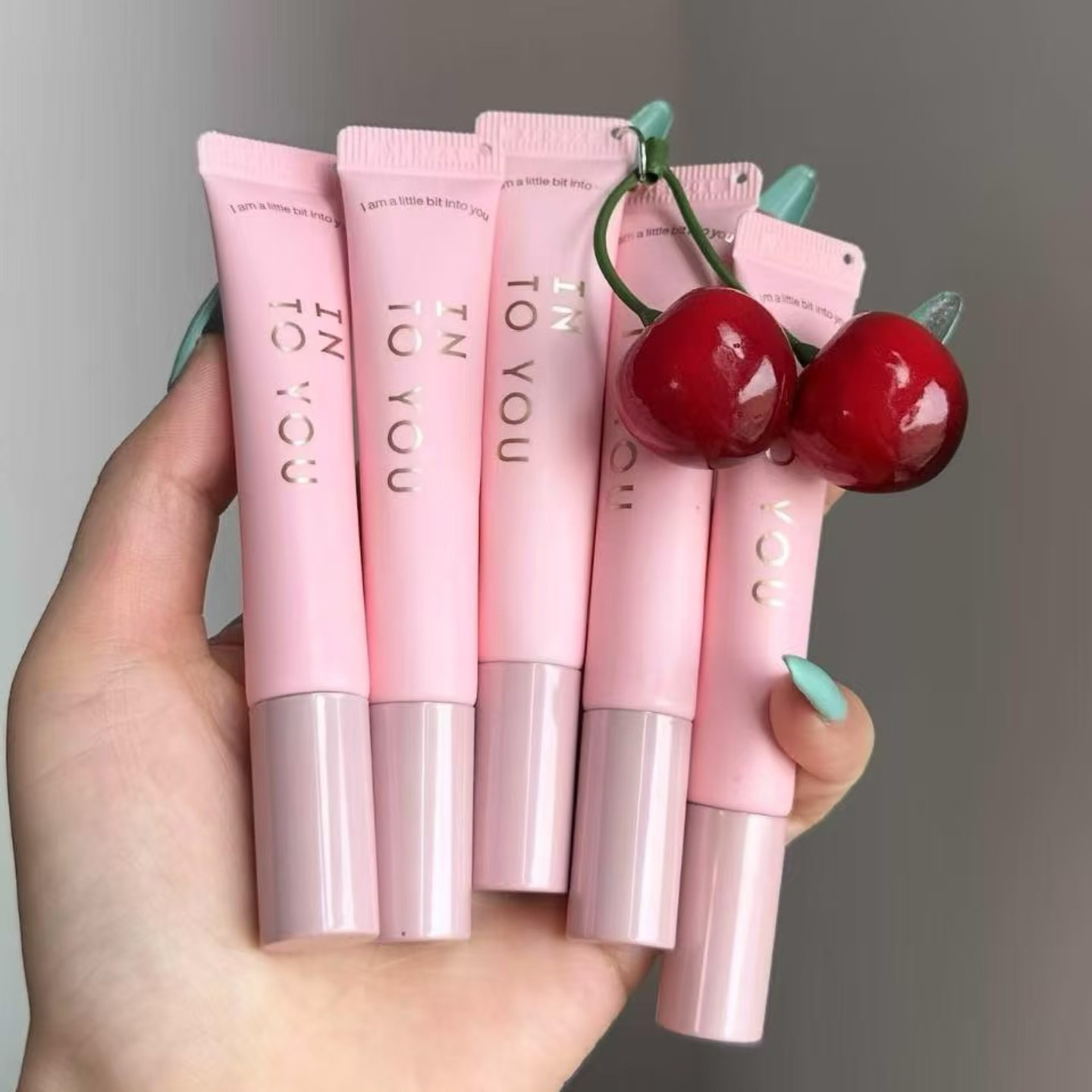 所有女生！INTO YOU新品软管唇蜜，你的嘴唇必须拥有这抹“发光”高光！_唇彩_淘宝美妆网