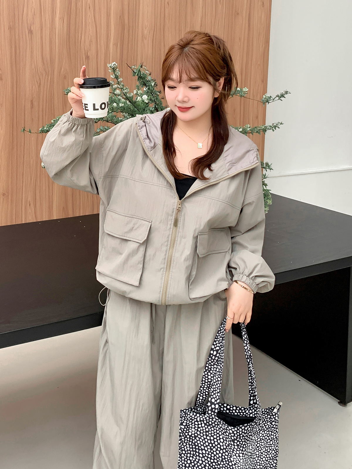 春季300斤特大码女装户外运动冲锋衣连帽外套拉链风衣工装裤胖mm-Taobao