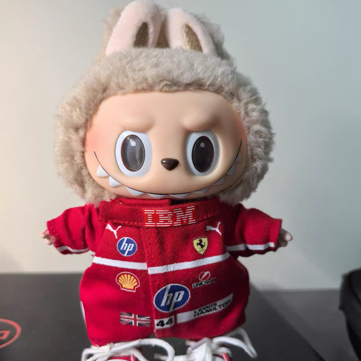 现货正确版Labubu赛车服17cm娃衣拉布布 RacingSuit娃衣法拉利款，萌翻你的收藏柜！-手办-淘宝好物网