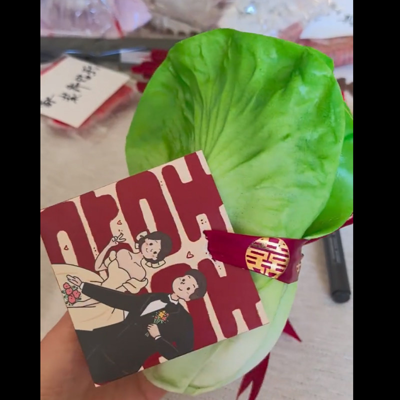 爆火全网的“菜狗生财”手捧花！生菜玩偶成婚礼顶流？看完我直接订婚了😂-新娘手捧花-淘宝好物网