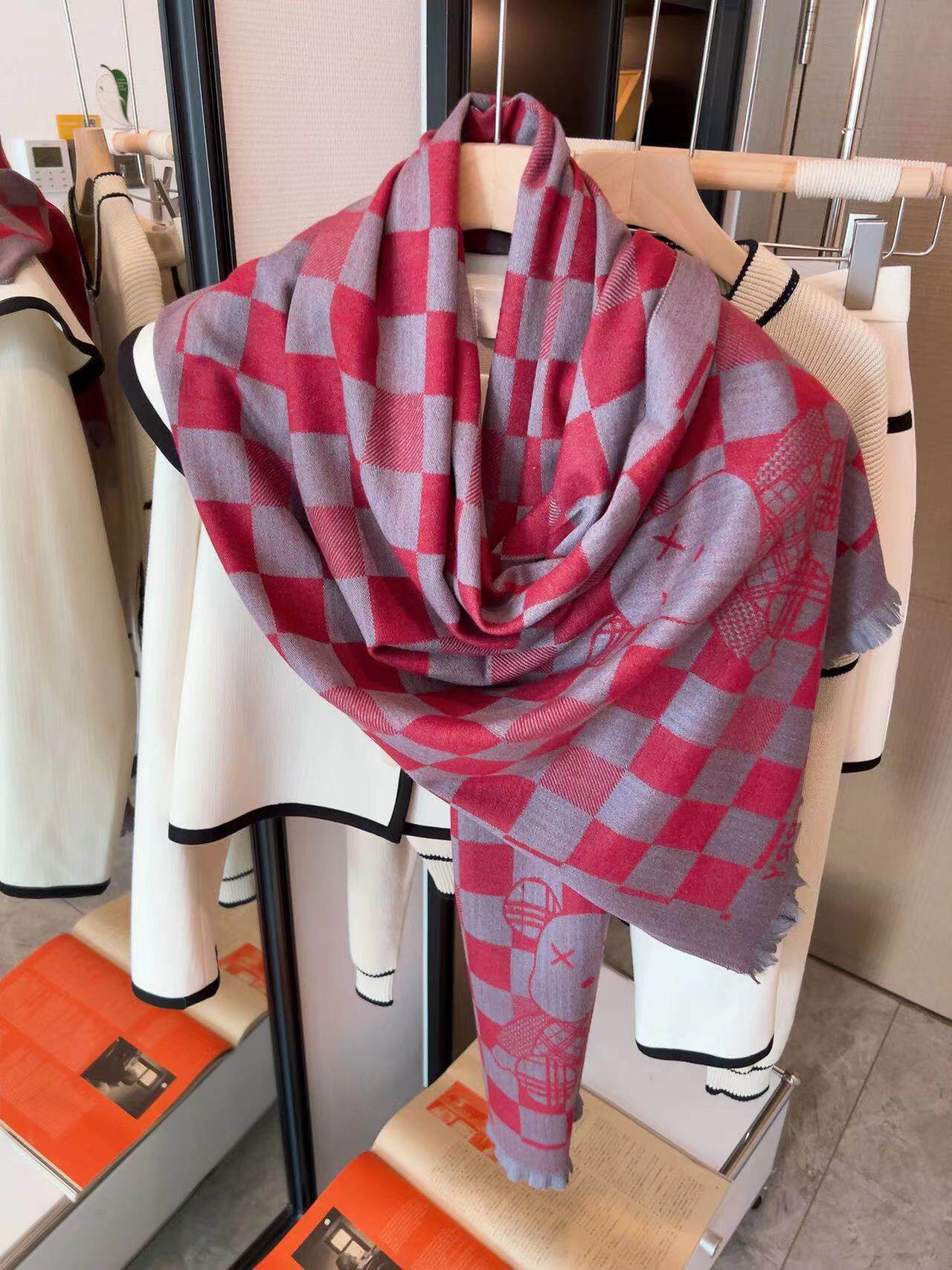Men and women with cashmere scarf European station with cashmere scarf ...