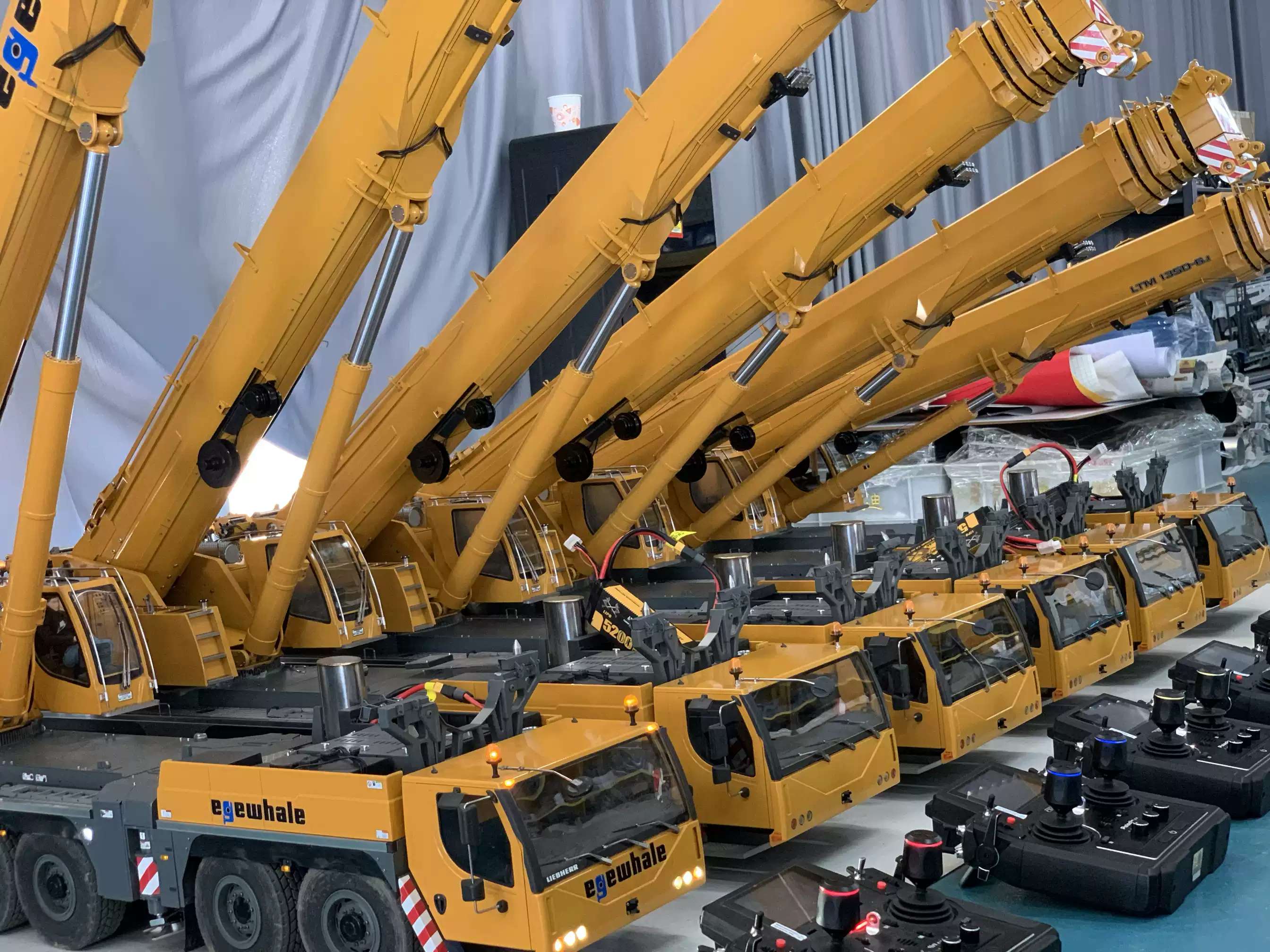 巨目鲸1 14黄色厂版遥控吊车 全地形六轴D1350模型