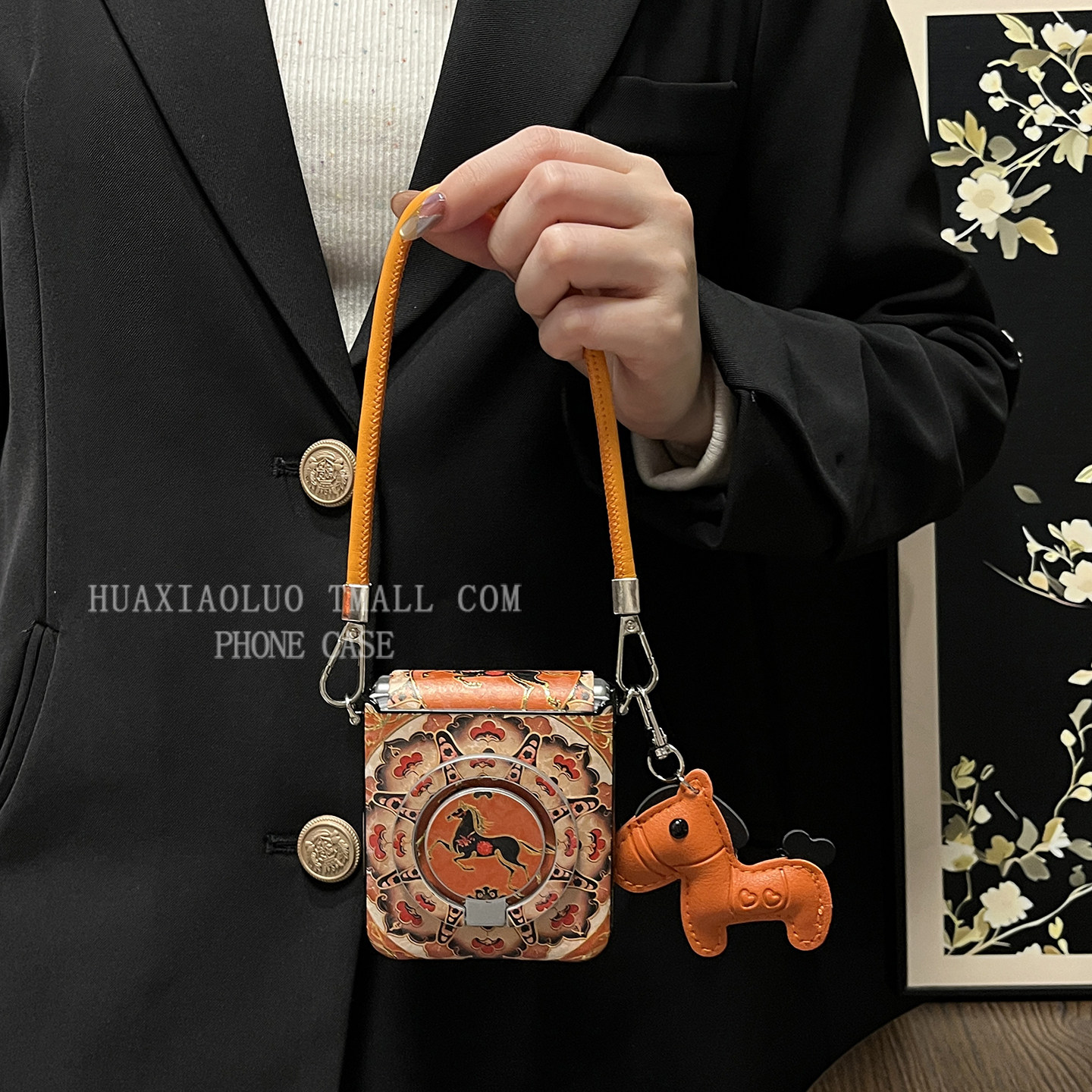 这手机壳能当手包用？花小落烫金奔腾马壳，我妈都抢着背！_手机保护套_淘宝数码网