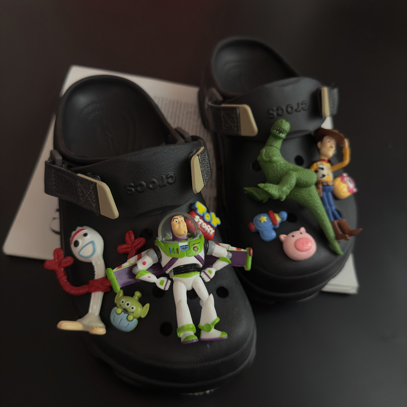 震惊！Crocs洞洞鞋居然能变身玩具总动员？DIY卡通配件太上头了！💥-鞋扣-淘宝好物网