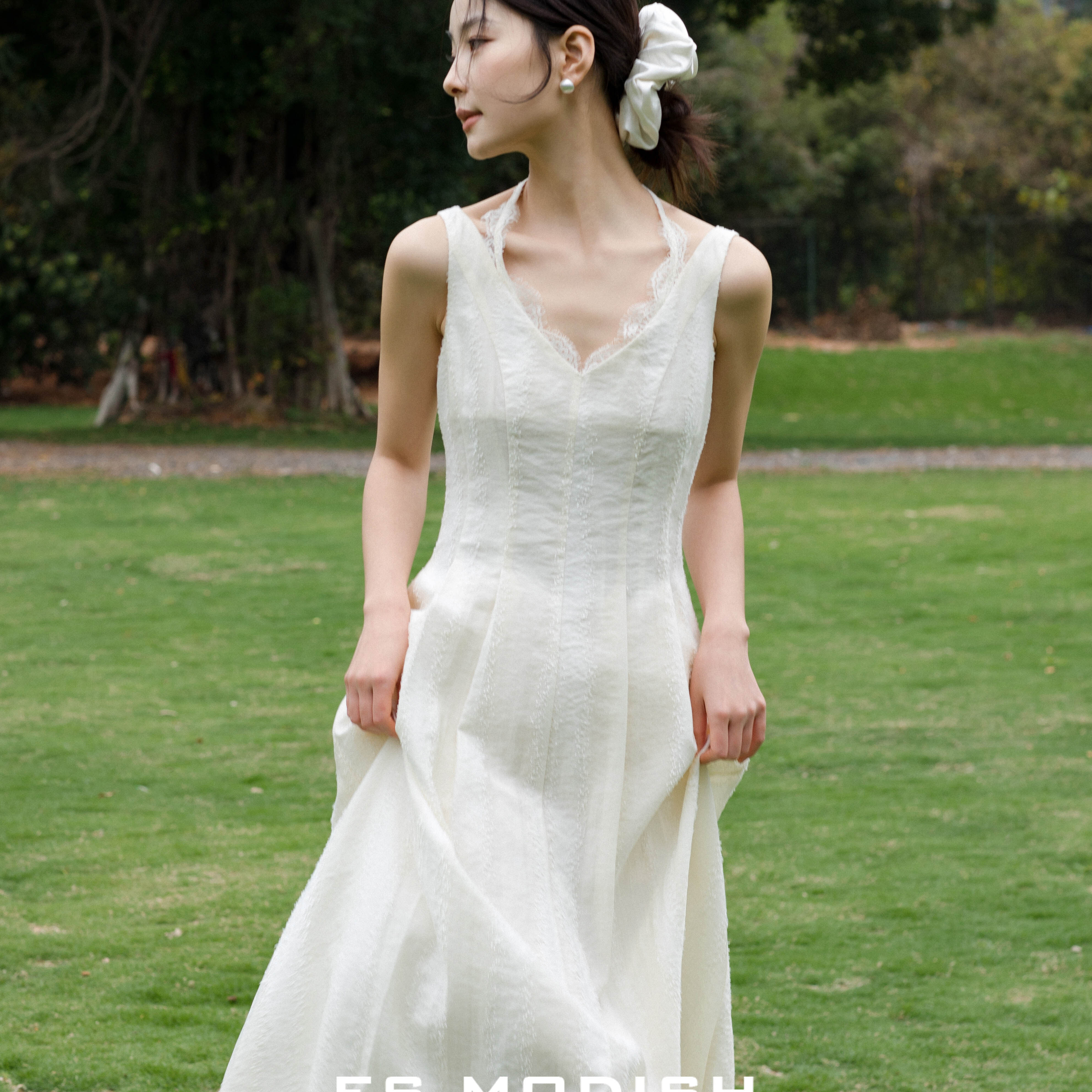 ES MODISH-設計感蕾絲邊V領露背洋裝OPS3274