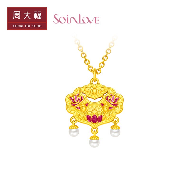 周大福SOINLOVE蜜粉金十里红妆鸿运锦鲤平安锁黄金吊坠VR1350，送礼自留两相宜的时尚神器！🌟-黄金镶珍珠吊坠-淘宝好物网