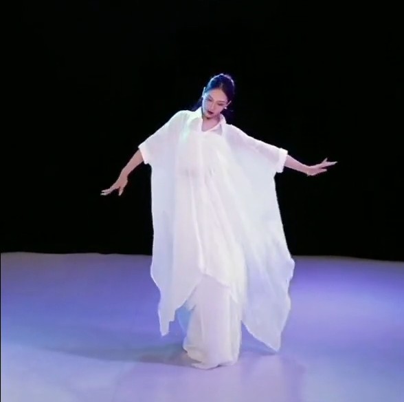 The costumes given to me by the world Xia Hui the same modern dance ...