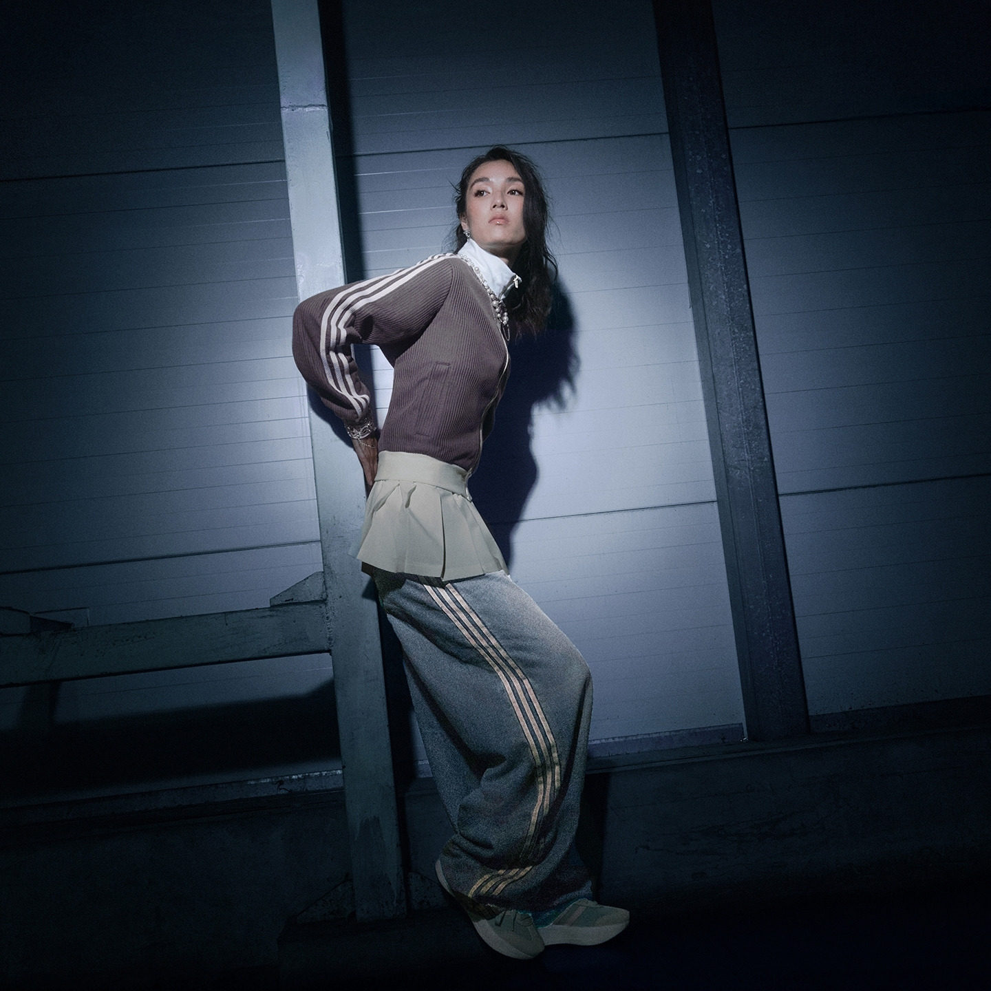 三条纹舒适牛仔运动裤 adidas阿迪达斯三叶草JY2868，时尚运动两不误！-运动长裤-淘宝好物网
