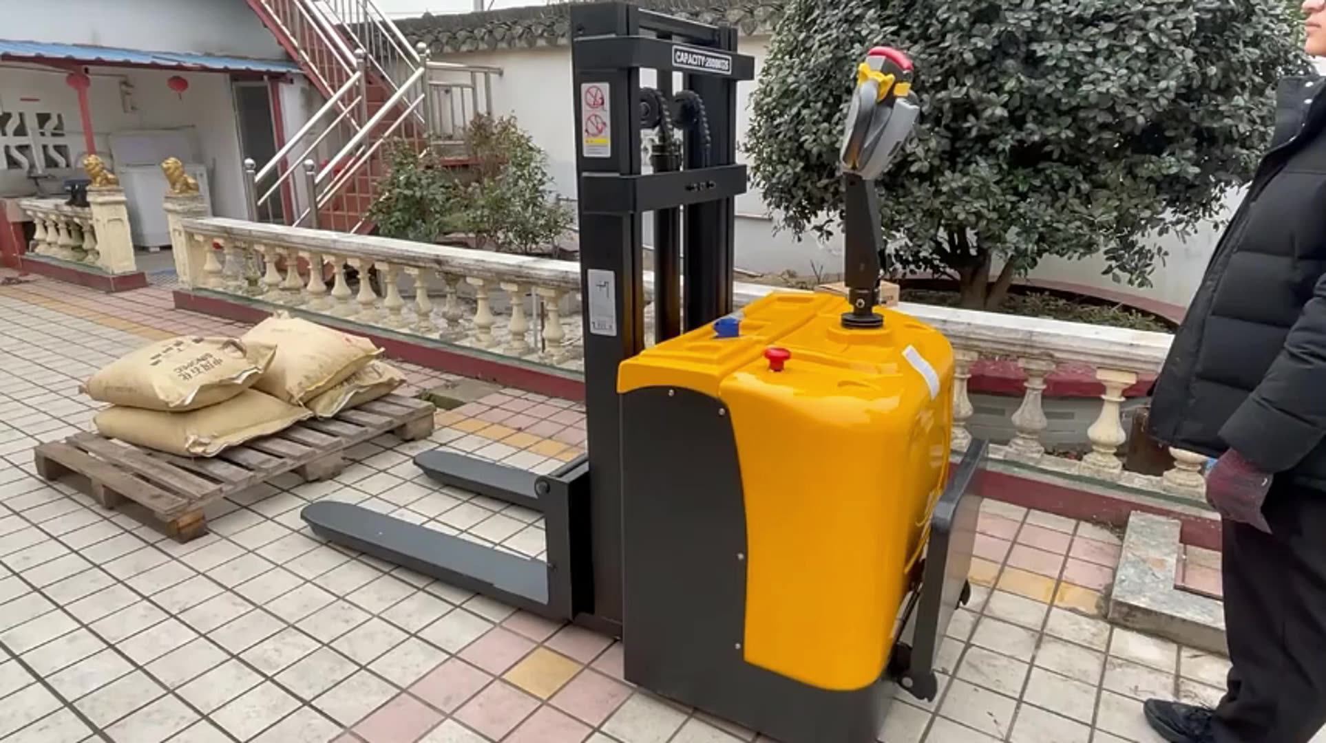 Portable Electric Pallet Stacker Hand Forklift Self Loading 1000kg ...