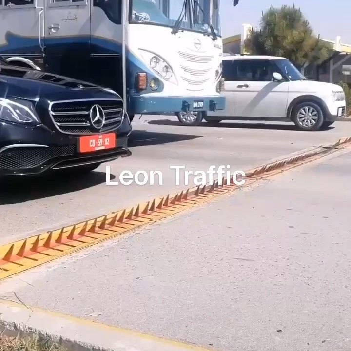 Ce Metal Road Black Speed Bump,One Way Road Spikes Red Tyre Killer ...