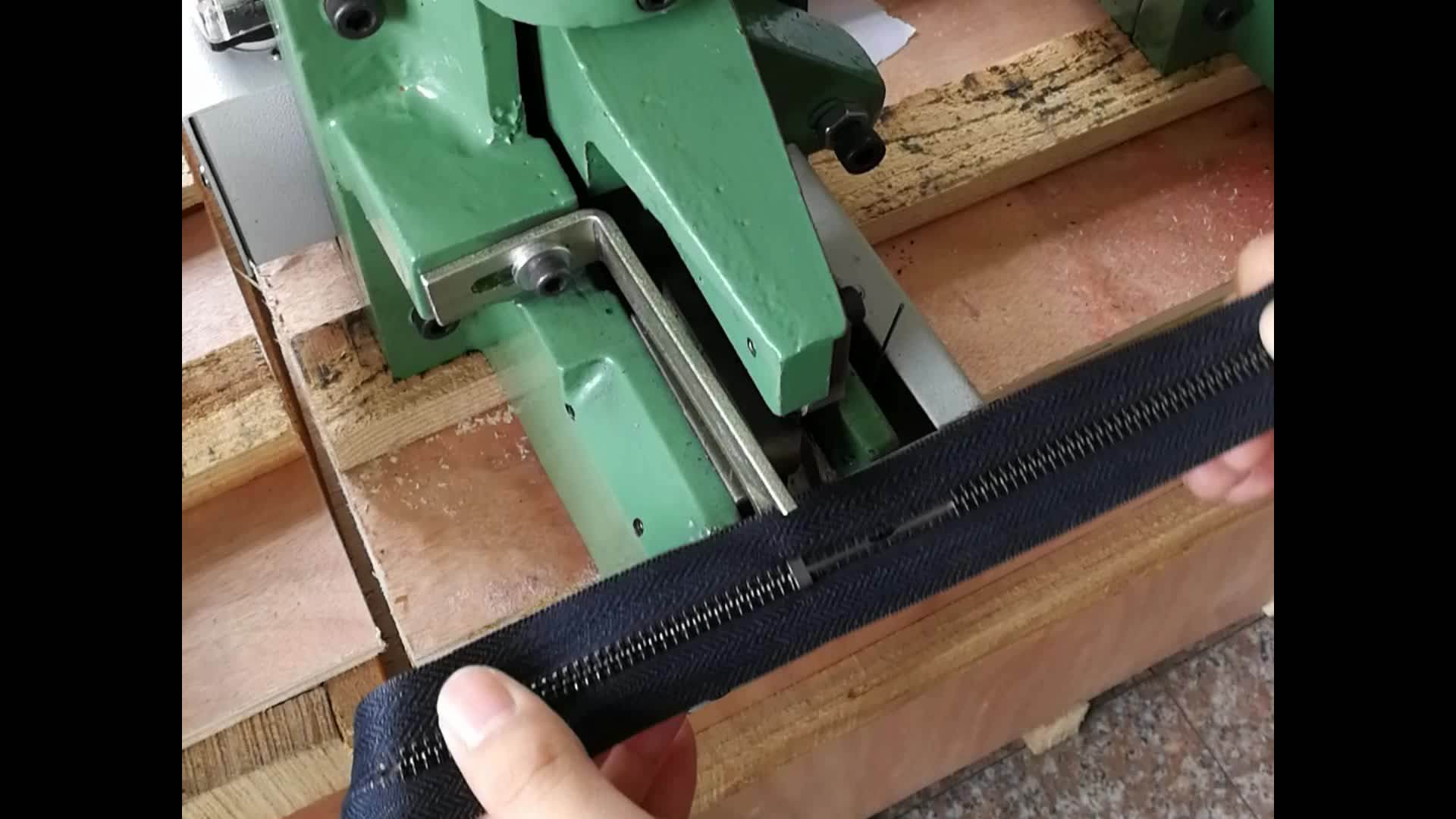 Semi-auto Close End Zipper Zigzag Cutting Zipper Machine - Buy Semi ...