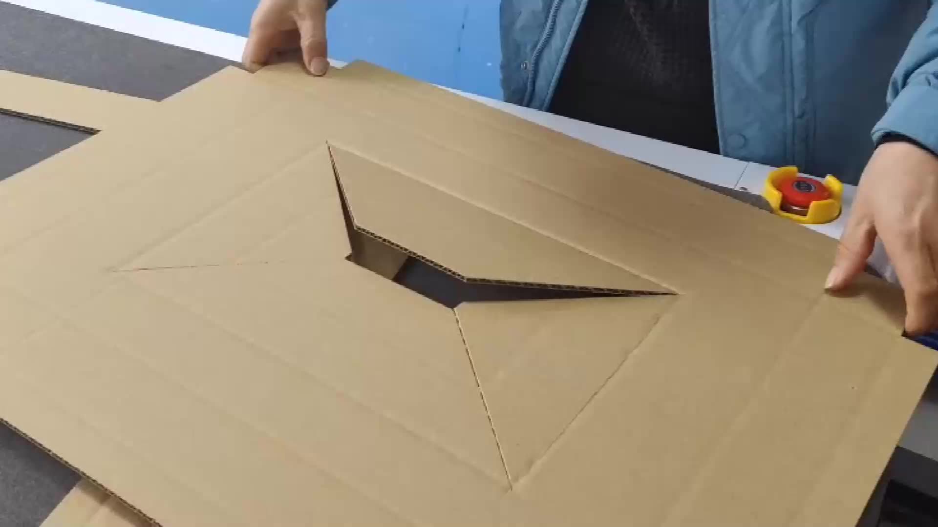 Yuchon Cnc Corrugated Box Die Cut Machine Oscillating Knife Plastic ...