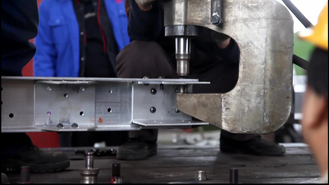 Hydraulic Cold / Hot Rriveting Machine Making Truck Chassis - Buy ...