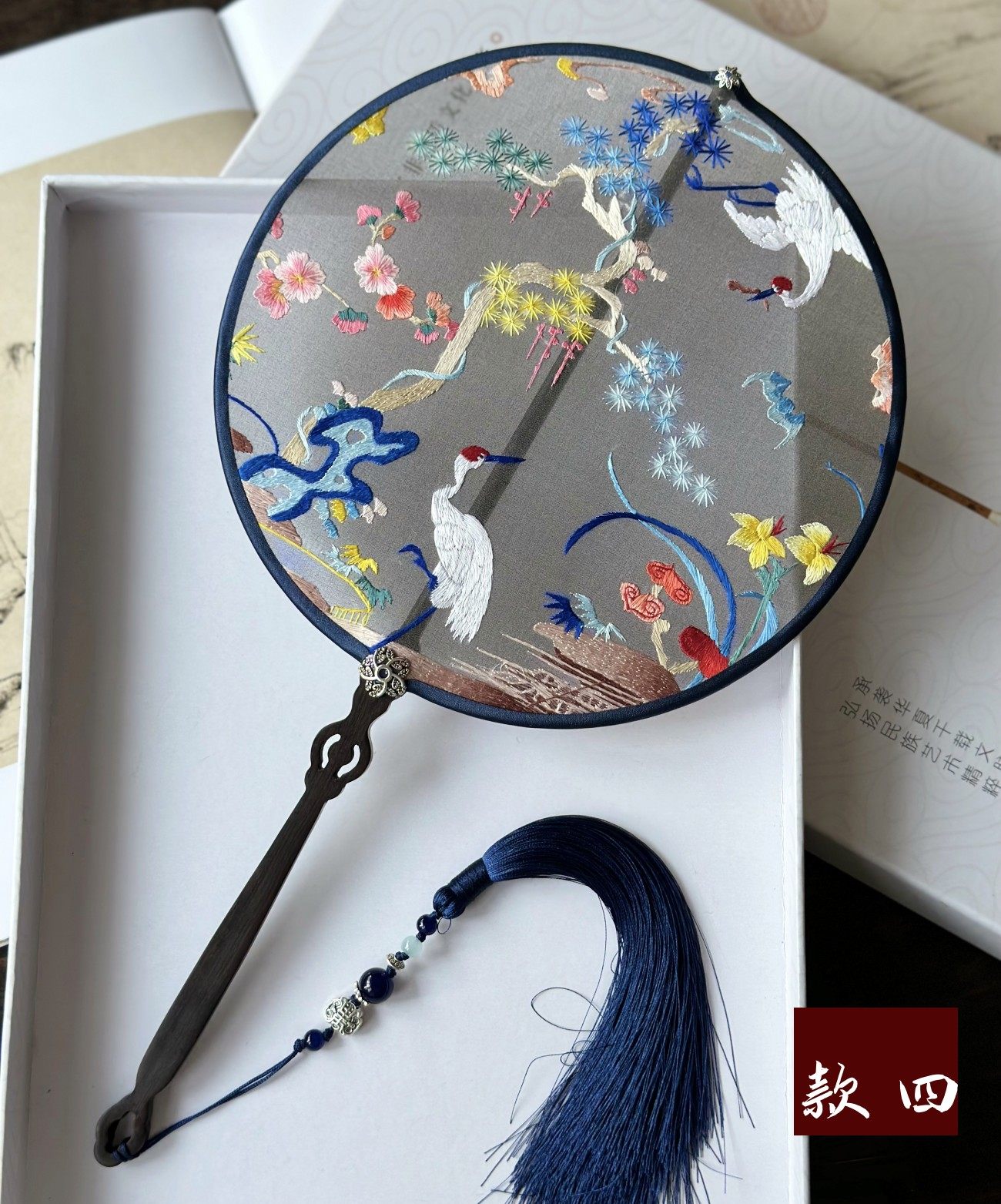 PHZ0批发苏绣扇子纯手工刺绣彩边扇蚕丝双面绣 风工艺品送礼佳品-阿里巴巴