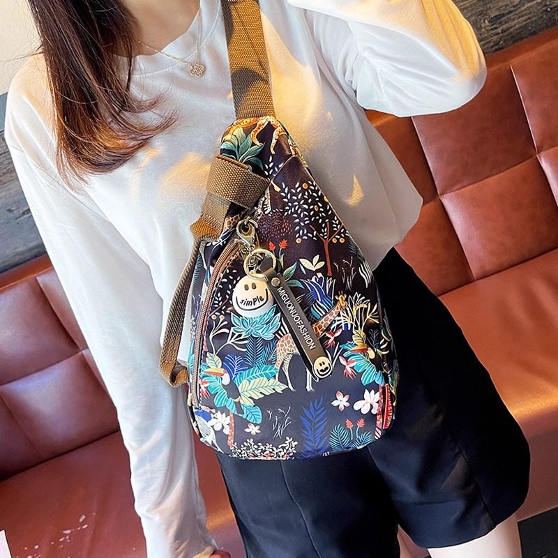 法国MKBM 2025新款笑脸胸包：时尚界的宠儿，让你成为街头焦点！-胸包-淘宝好物网