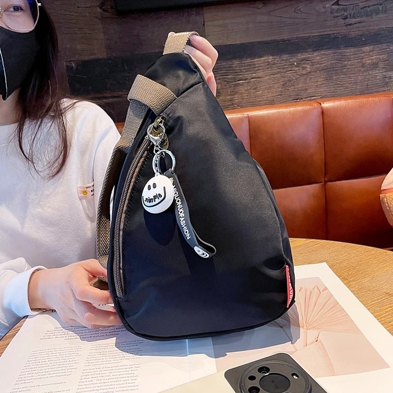 法国MKBM笑脸挂件胸包，2025新款邮差斜挎包，通勤骑行旅行必备神器！-胸包-淘宝好物网