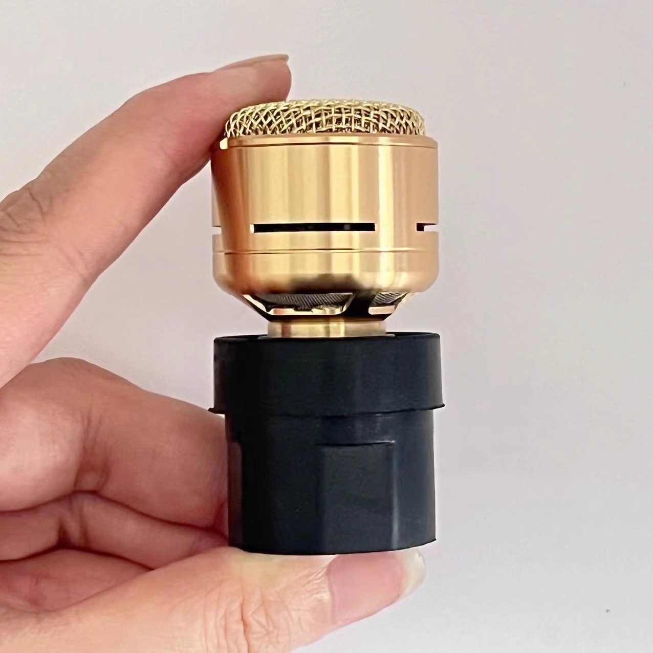 Professional-grade wireless microphone, a must-have handy gadget for ...