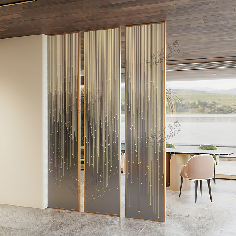 Casual art glass screen: the living room entrance door has a small flat ...