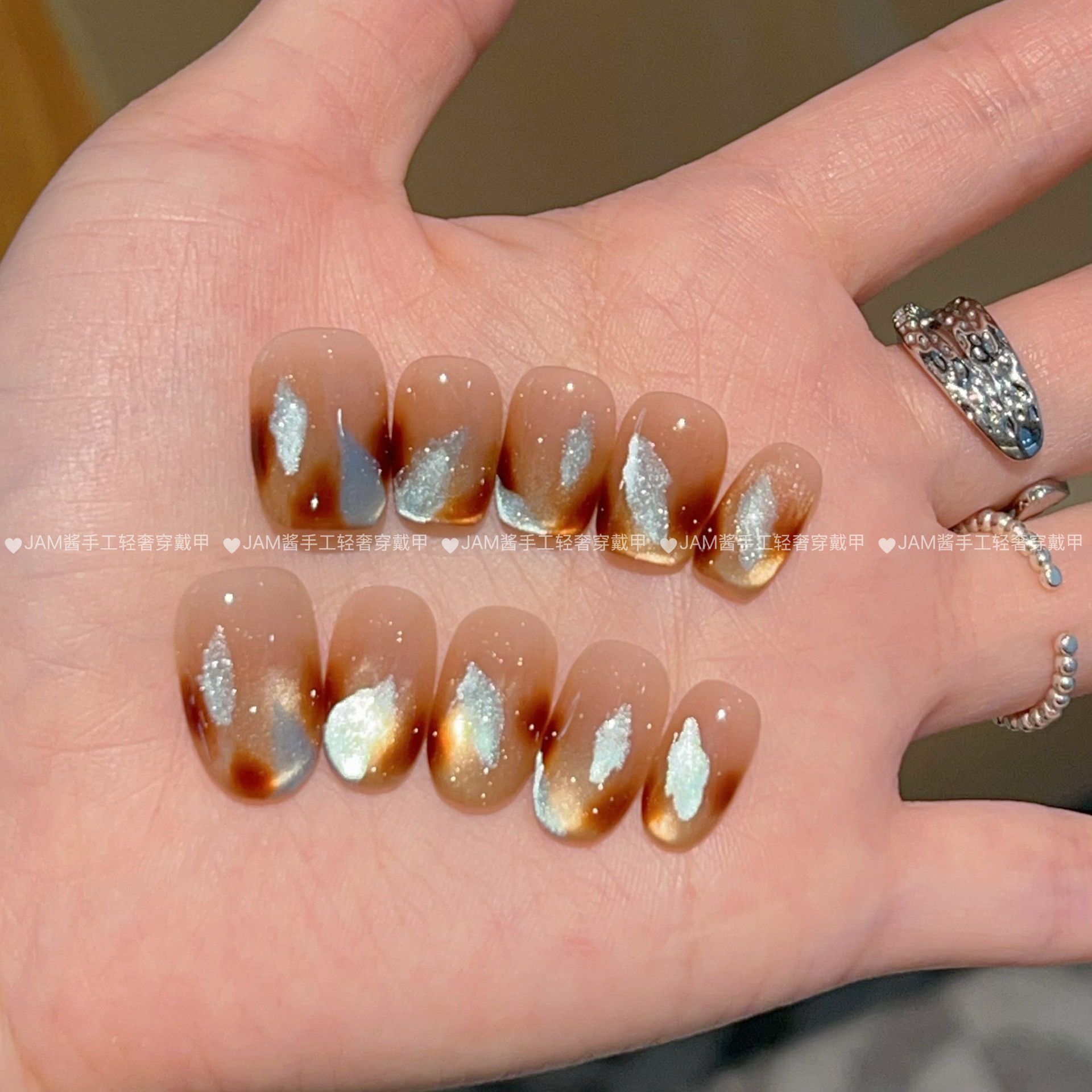 秋冬美甲新宠｜这枚“冰美式”美甲贴，让我爱上自己指尖的温柔_穿戴甲_淘宝美妆网