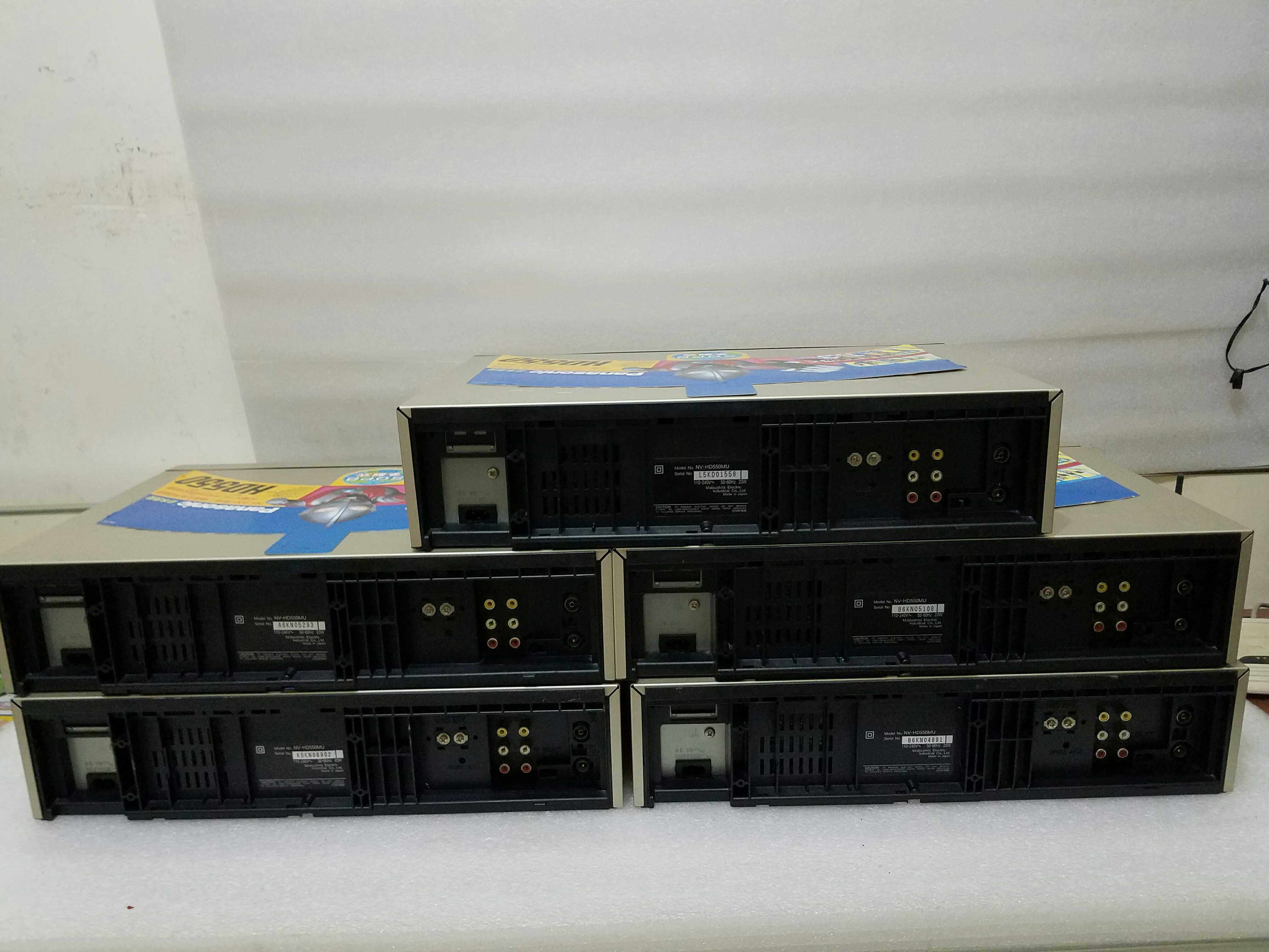 Panasonic nv-hd550 VHS home video recorder is very new in color