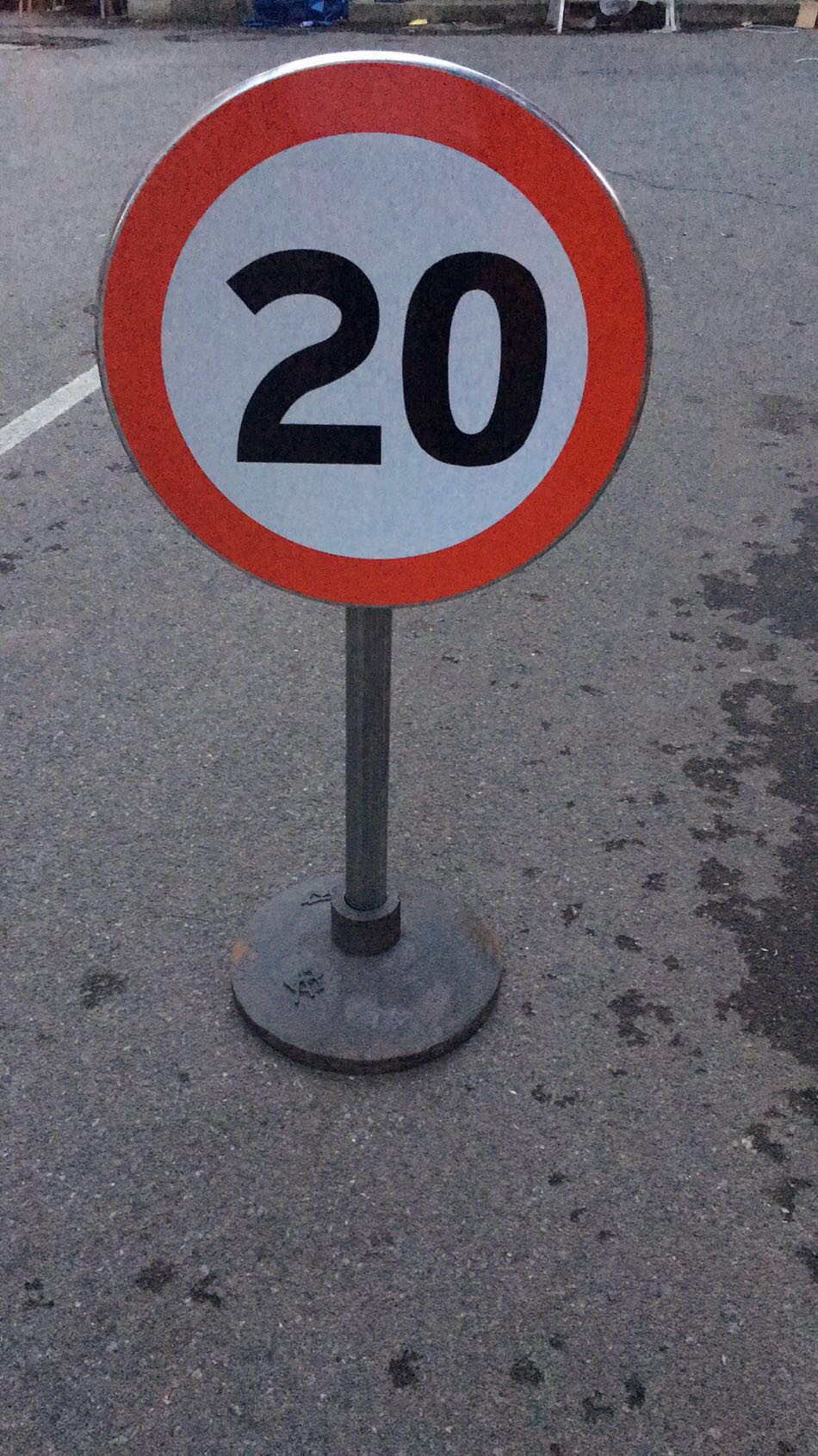 The speed limit in the factory area is 5 kilometers, a must-have for ...