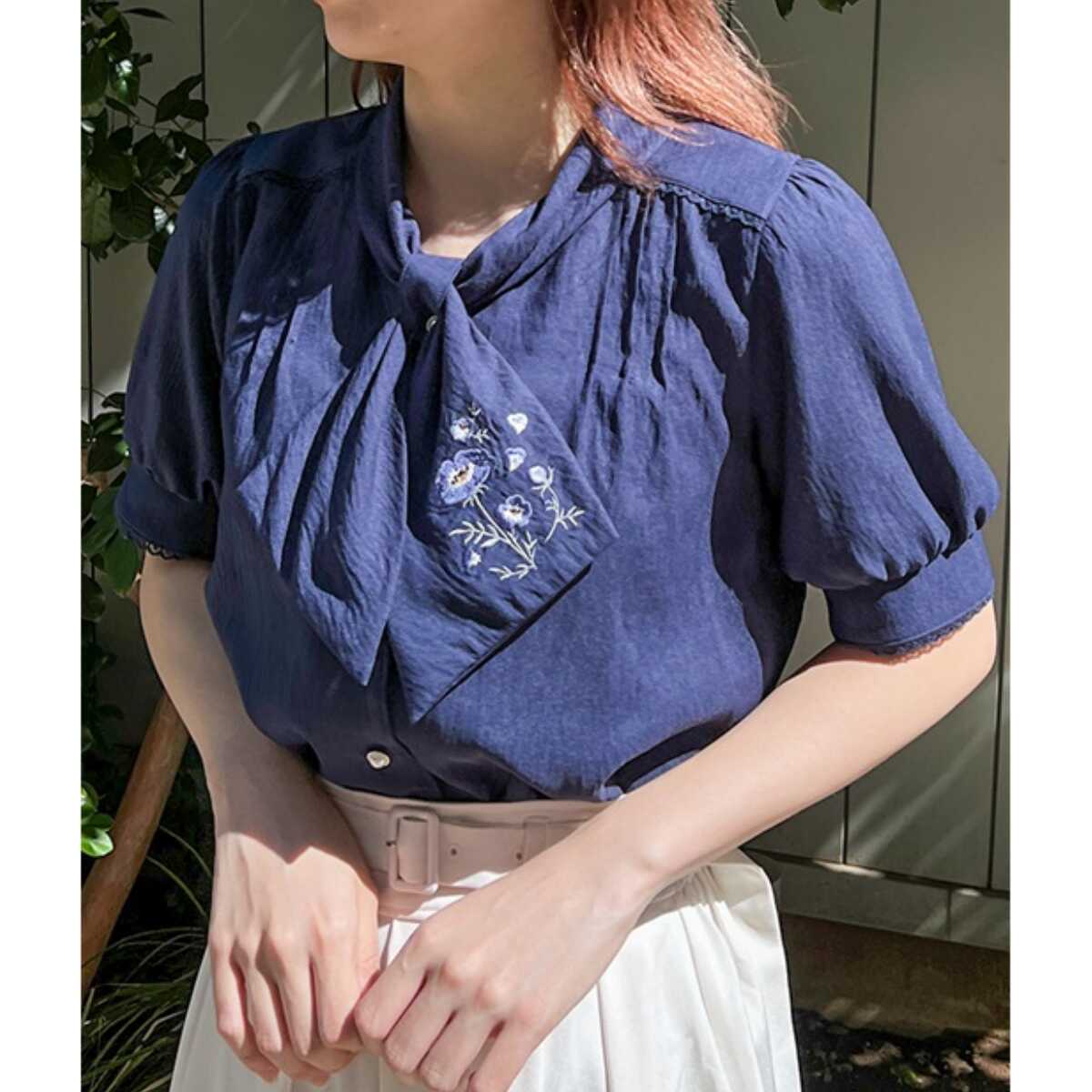 日本团发 axes femme 日系少女花朵刺绣领巾衬衫上衣 CI81X46