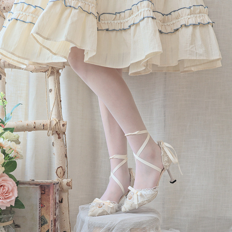 A soaring rabbit rushes to the wedding: original pointed elegance ...