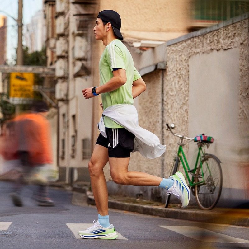 二合一跑步运动短裤 adidas IK4980：春季必备，时尚与功能兼备！-跑步长裤-淘宝好物网