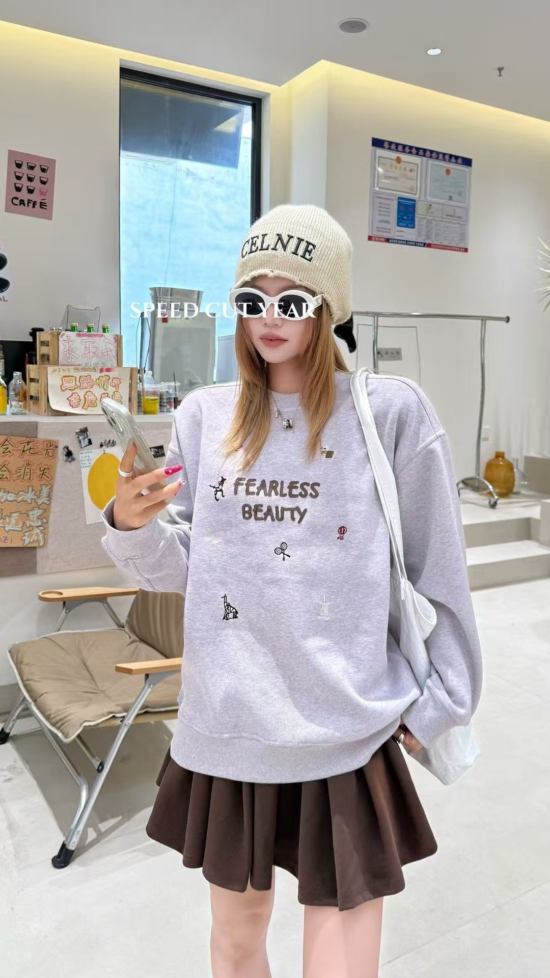 速裁琪年2025秋款新款39518款前印花植绒字母圆领套头宽松卫衣女