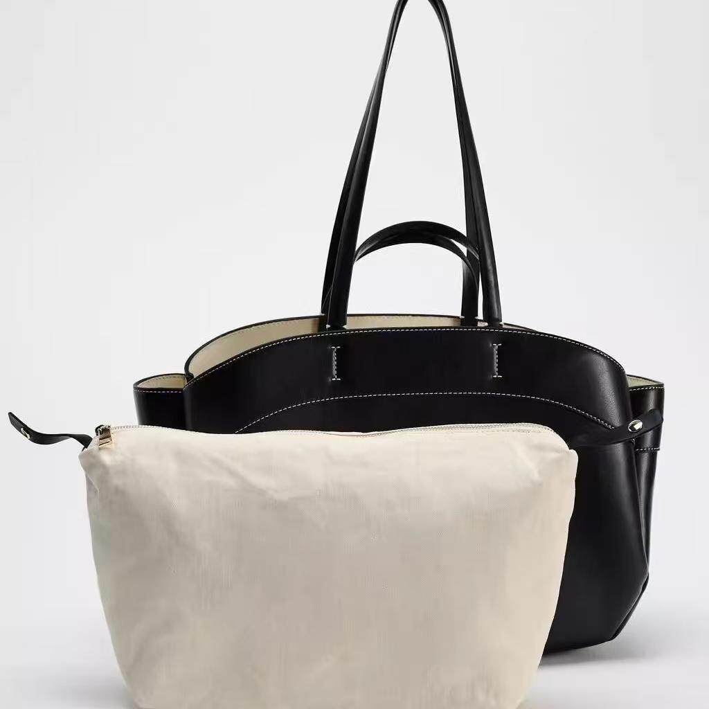 A must-have for 25 years! black large-capacity tote bag | a light ...