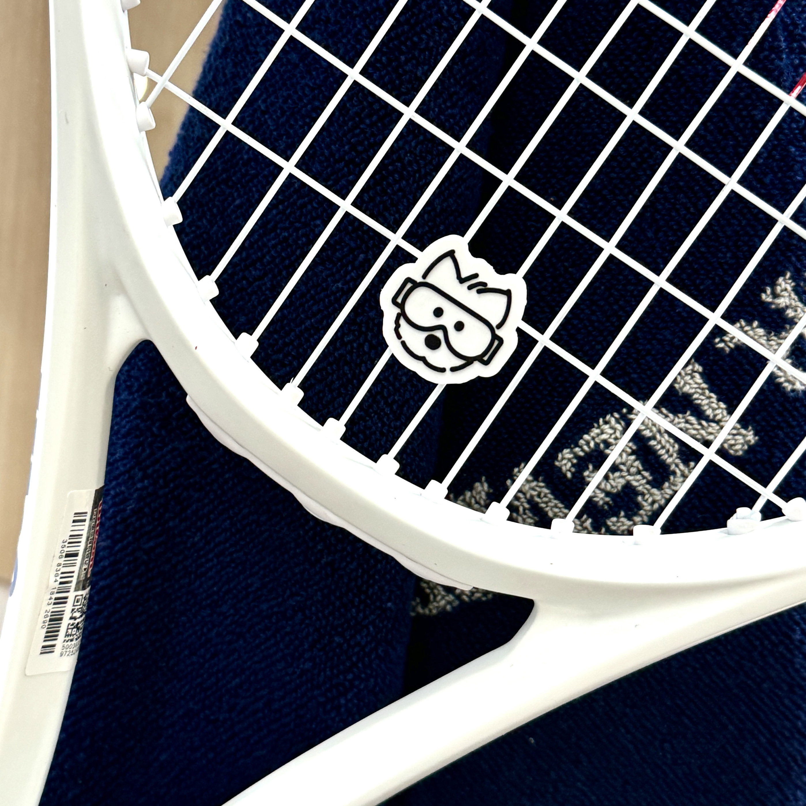 🐾 Look over! is this tennis racket shock absorber really not falling off?