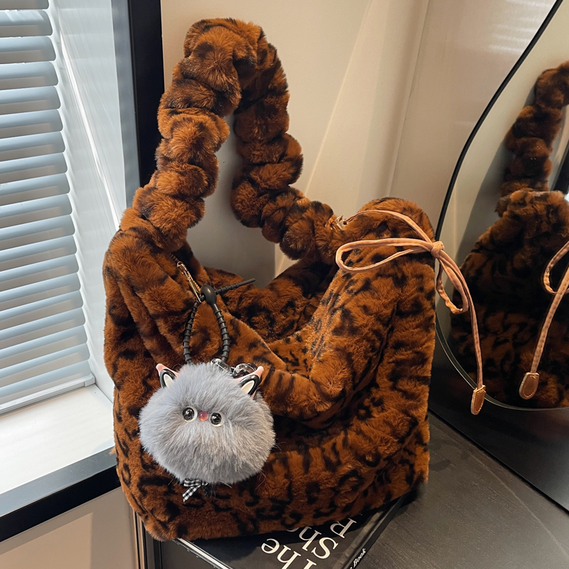 洋派褶皺毛絨包包女式2024新款韓版豹紋百搭斜挎包秋冬休閒單肩包-Taobao