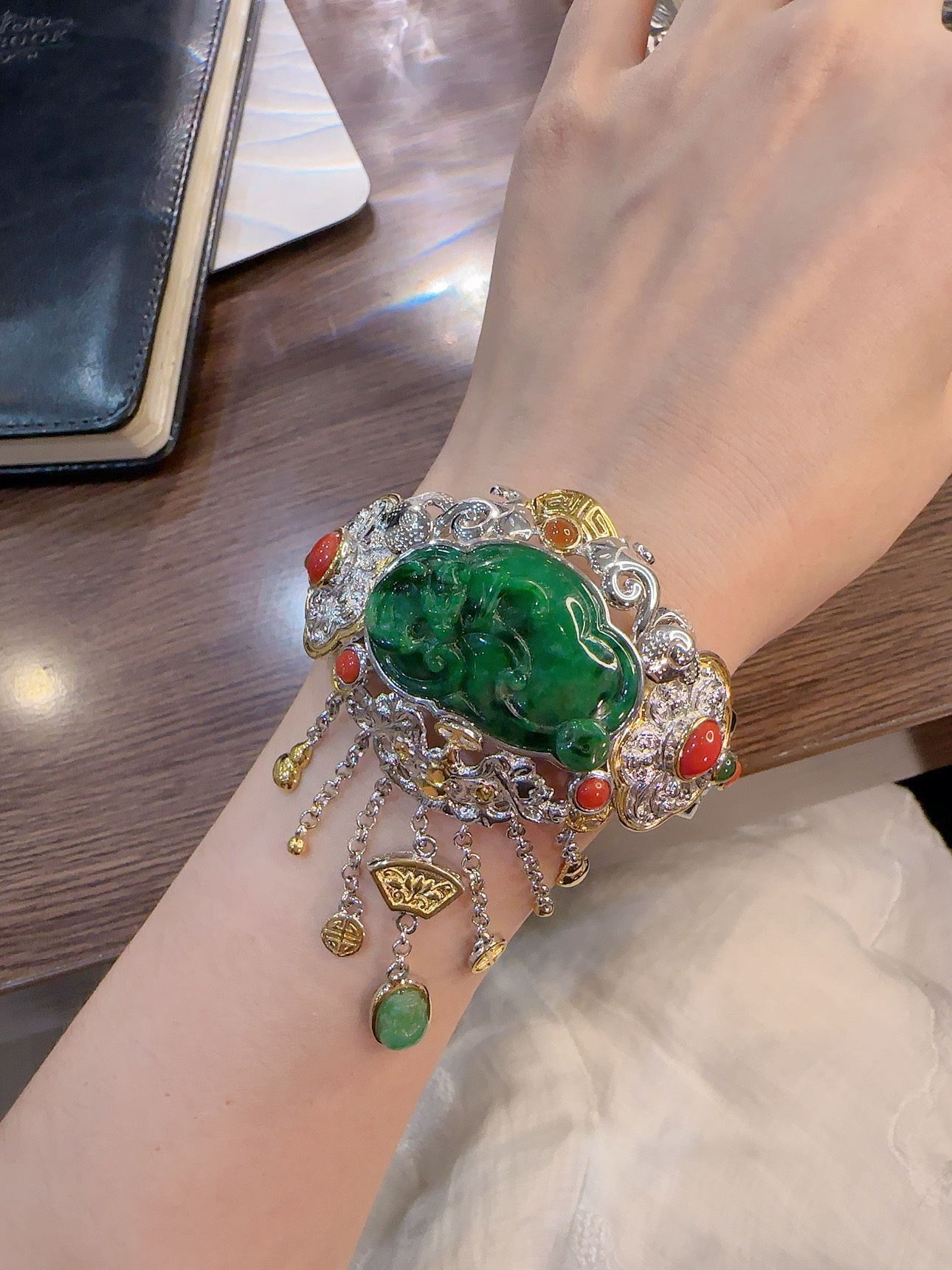 新品台湾工艺925银设计镶嵌天然A货辣绿翡翠如意手镯复古流苏-Taobao