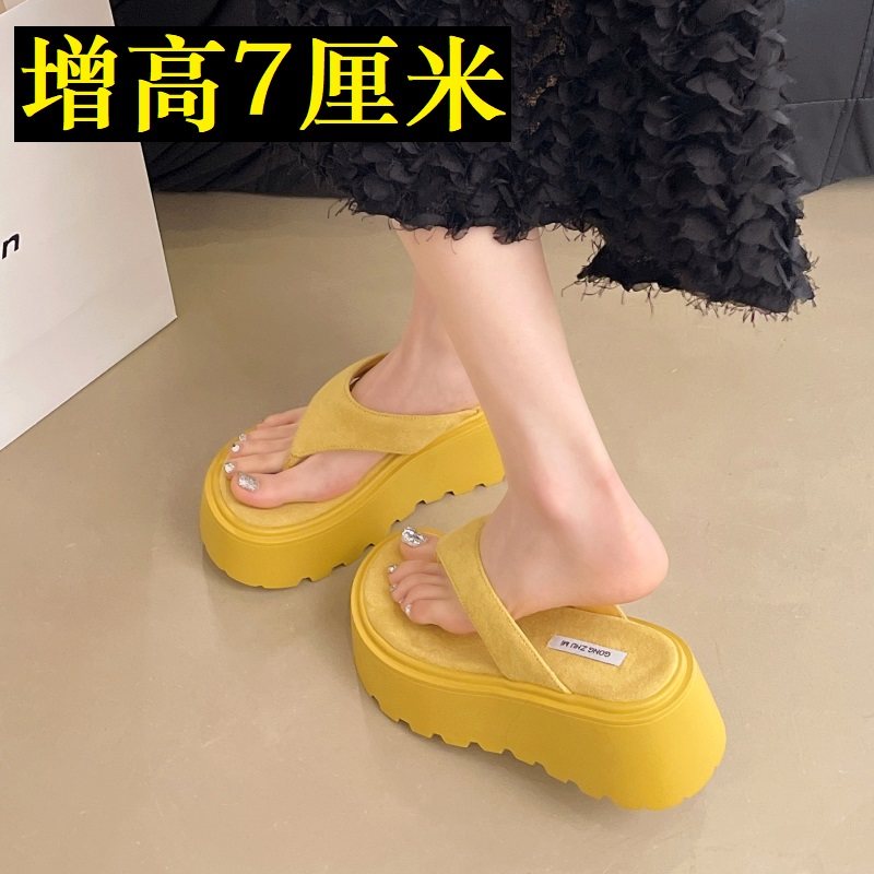 7cm厚底人字拖女外穿2025夏新款小個子增高夾趾涼鞋鬆糕沙灘拖鞋，增高又時尚！