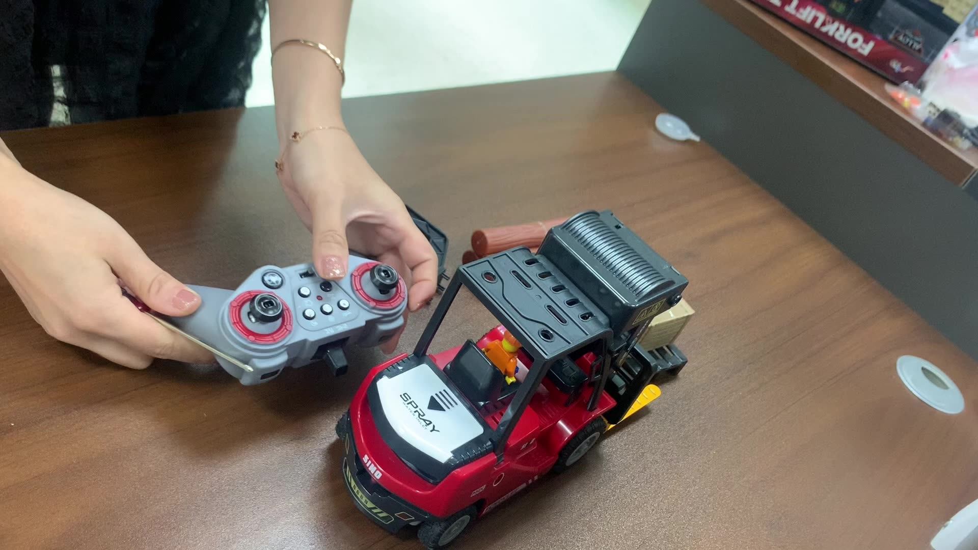 2.4ghz Remote Control Die-cast Forklift Toys With Spray Cool Lights ...