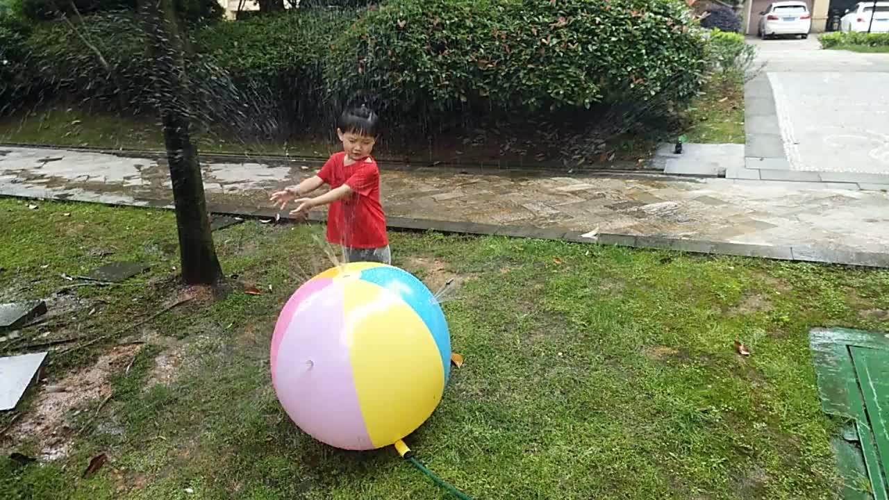 75 Cm Rainbow Color Water Sprinkler Ball Inflatable Spray Ball For Kids ...