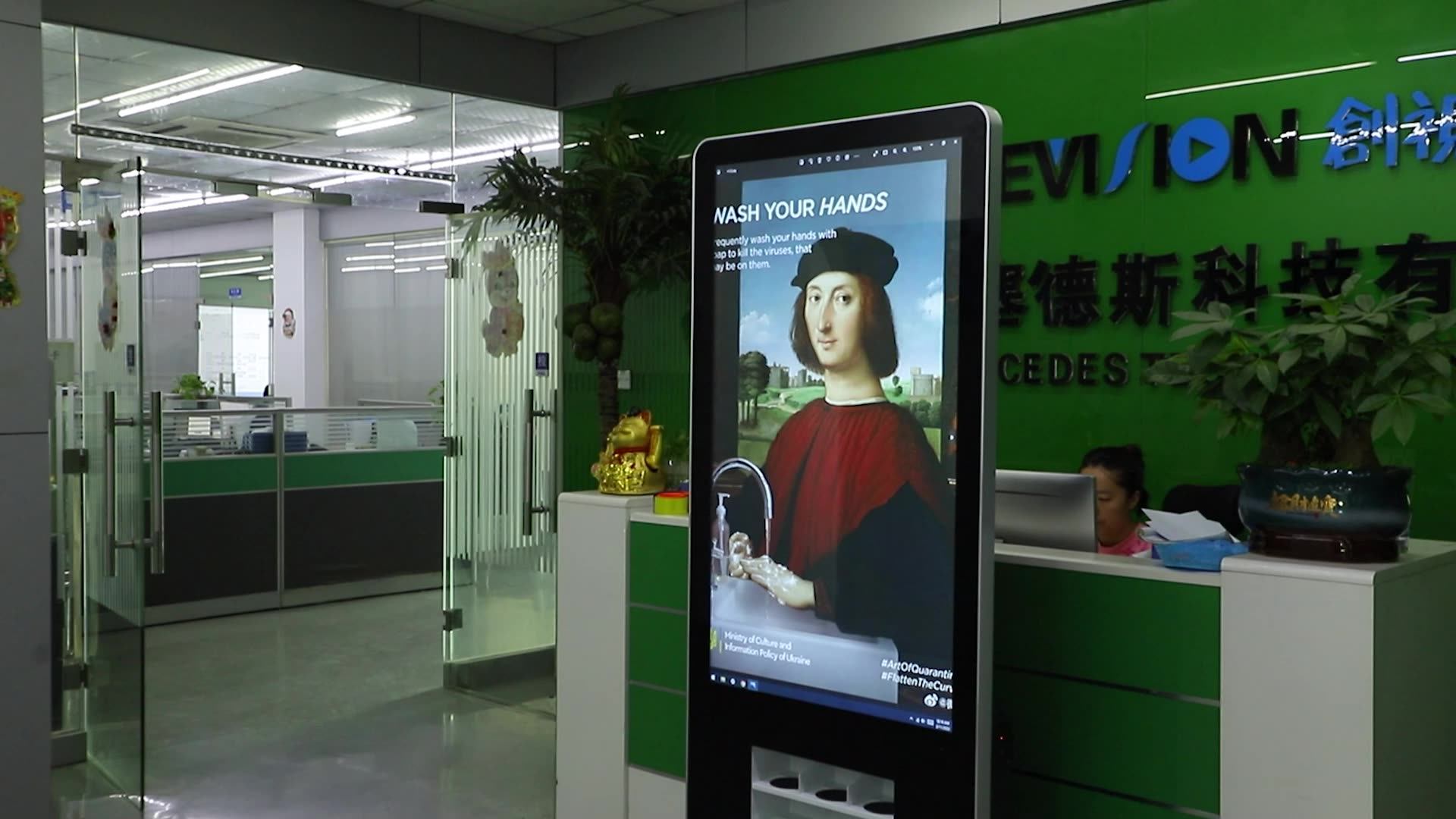 Airport Advertising 55" Wifi Digital Signage Wireless Charger Station ...