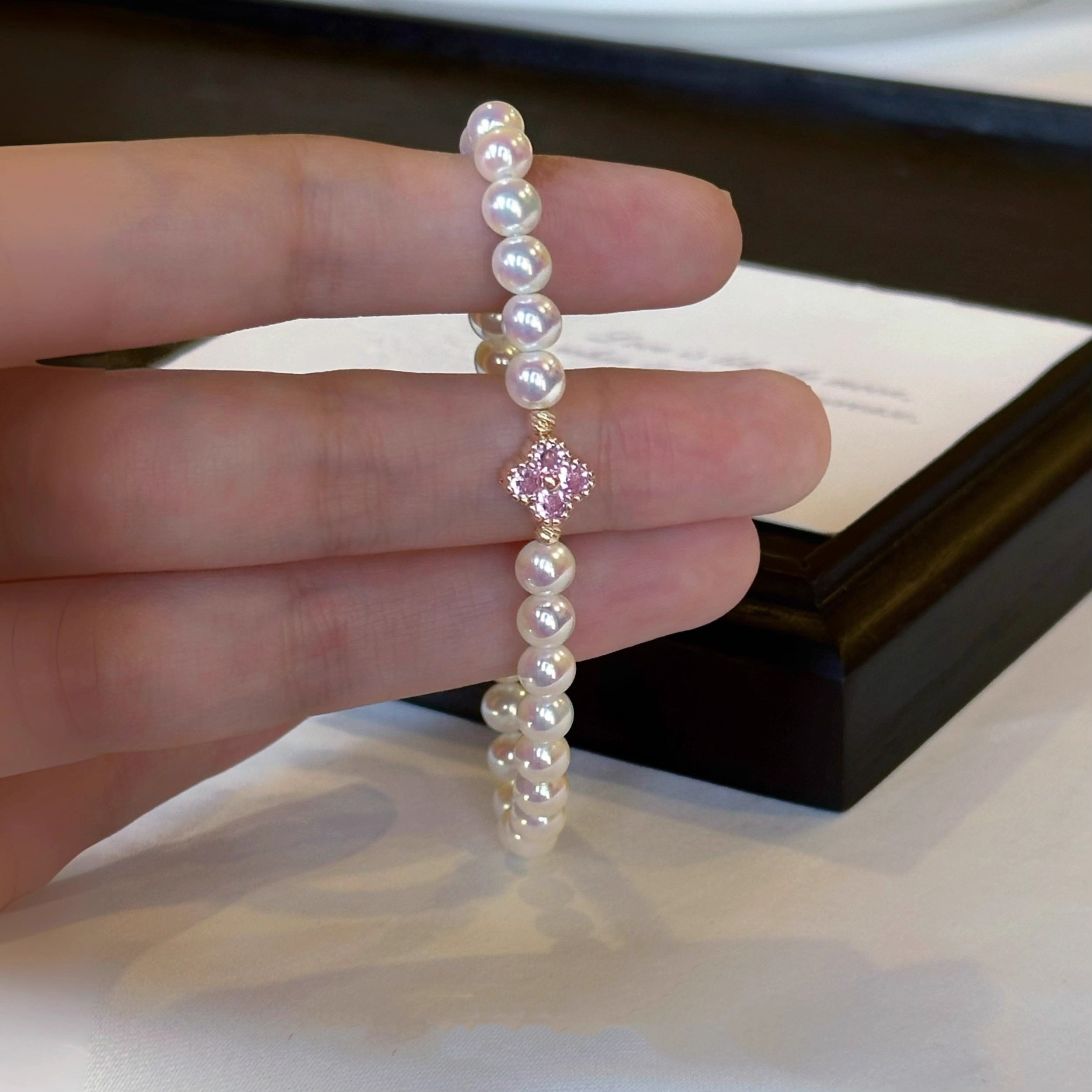 Classy Key法国设计师粉色珍珠四叶草手链：精致高级感，让你成为焦点！-领针-淘宝好物网