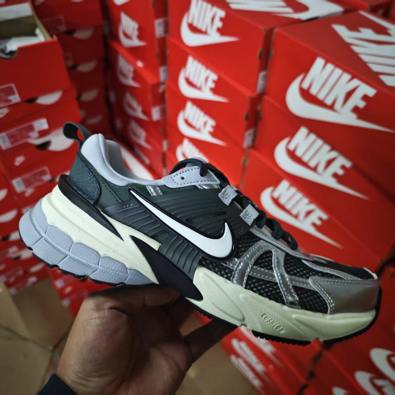 Nike V2K RUN HJ4497-400 & FN6703-002：跑步训练新宠，舒适科技，潮流之选！-跑步鞋-淘宝好物网